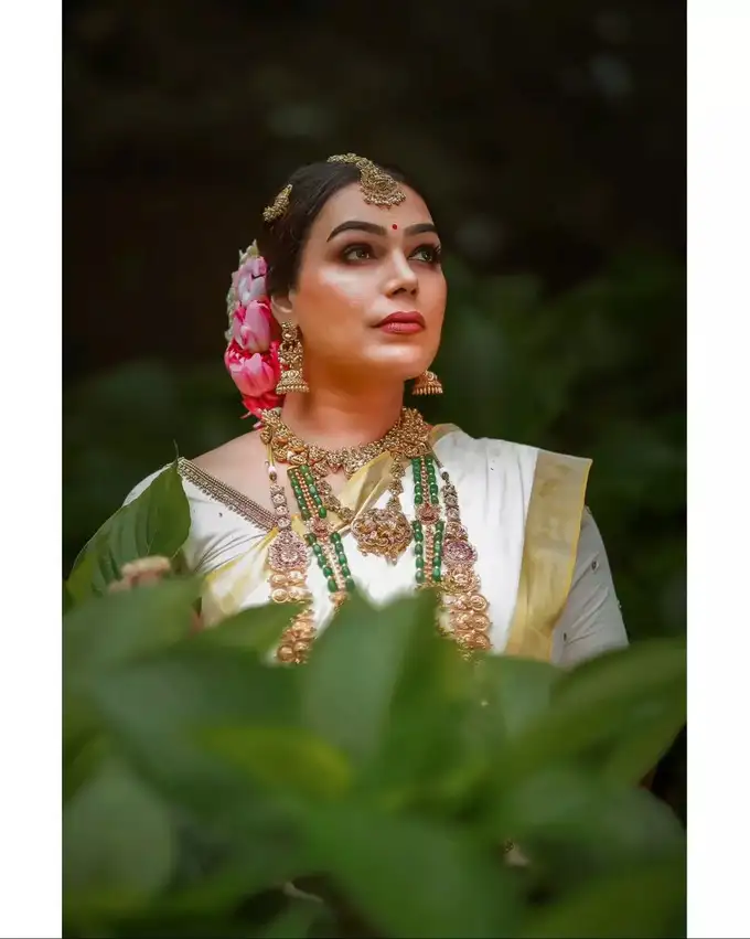 മൂന്നുലുക്കിൽ