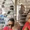 2 Passengers Fight in Mumbai Local Train Shocking Video Viral - मुंबई ...