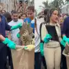 Akshay Kumar and Amruta Fadnavis Cleaning Juhu Beach After Ganpati ...
