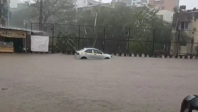 अवकाळी पावसाने उडवली धांदल; रस्ते जलमय, नागरिक हैराण