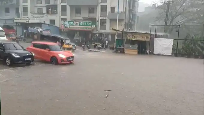 पुण्यात रस्तेच बनले नद्या