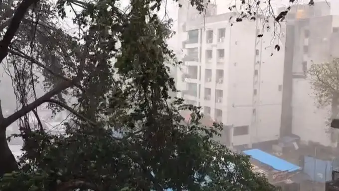 संपूर्ण शहरात मुसळधार पाऊस