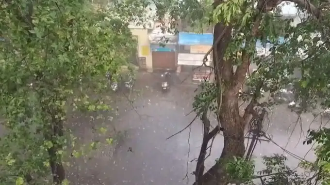 पुण्यात वातावरणात बदल, शहरात काळोख अन् पाऊस