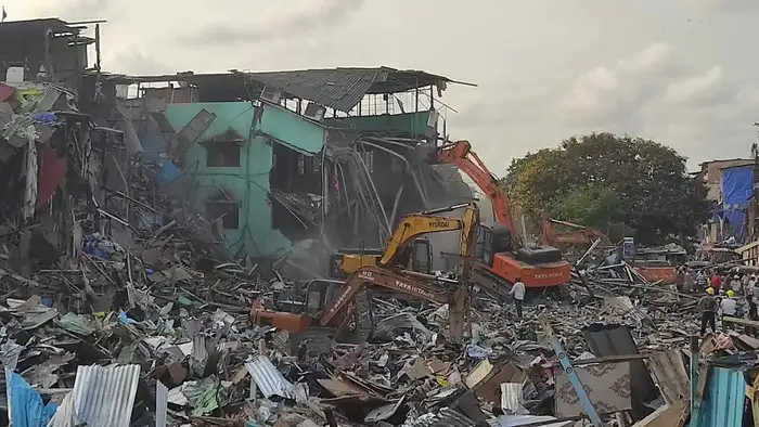 Demolition Operations Bandra; वांद्र्यात अतिक्रमण तोडक कारवाईदरम्यान ...