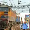 Deccan Queen: 'दख्खनची राणी' झाली ९६ वर्षांची! रेल्वेसमोर केक कापून ...