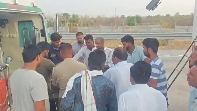 आज पहाटे भीषण अपघात