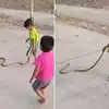 Kids Playing With Snake,Video: हा साप आहे की गांडूळ? चिमुकल्यांचा ...