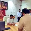 श्रीकांत एकनाथ शिंदेंचा मुख्यमंत्र्यांच्या खुर्चीत बसून कारभार ...