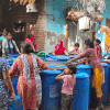 कहीं लाइन में लगकर, कहीं रात में जागकर मिल रहा पानी... दिल्ली जलसंकट पर ...