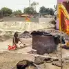 उपर 45 डिग्री की धूप... धूनी की आग जलाकर बीच में बैठे बाबा महेंद्र नाथ ...