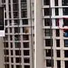 Woman Cleaning Viral Video,'ये तो सफाई Pro-Max है...', खिड़की के शीशे ...