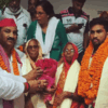 गाजीपुर: ओलंपियन राजकुमार पाल को सपा नेताओं ने पहनाना चाहा लाल पटका ...