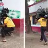 Bike Uthane Ka Viral Video,बाइक पर बैठने के बजाय उसे कंधे पर उठाकर ले ...