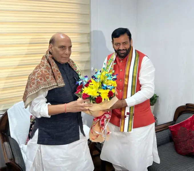 हरियाणा के मुख्यमंत्री नायब सिंह सैनी ने दिल्ली में रक्षा मंत्री राजनाथ ...