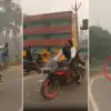 Bike Par Pose Dete Hue Bhida Rider Viral Video,सड़क पर स्पीड में बाइक ...