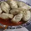 सड़क किनारे चटखारे लेकर मोमोज खा रहा था युवक... Alto कार ने ऐसी टक्कर ...