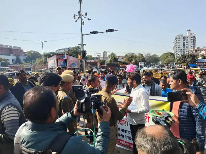 हाईकोर्ट में एसआई भर्ती की सुनवाई से पहले जमकर बवाल, पुलिस ने मनोज मीणा ...