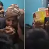 Indian Railway Viral Video,खचाखच भरी ट्रेन में चने बेचने चढ़ा शख्स ...
