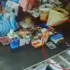 Chori Ka CCTV Video,CCTV Video: दुकानदार को सोता देख दुकान में घुसा चोर ...