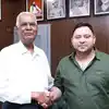 Bihar Assembly Elections 2025,तेजस्वी यादव से मुस्कुराते हुए मिले डी ...