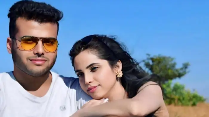 भाई कहता, ‘अब ये टेढ़ी-मेढ़ी उंगलियां भी छूनी पड़ेंगी?’ मैं गर्व से उसे ...