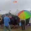 Family Perform Cremation Under Tarpaulin,मानवता शर्मसार: झमाझम बारिश के ...