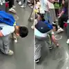 मेट्रो में गिरी कोल्ड्रिंक को साफ करता हुआ बच्चा,समझ उम्र से नहीं ...
