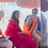 हरदोई में अचानक पहुंचीं मंडलायुक्त रोशन जैकब, नाव पर बैठीं, जलमग्न ...