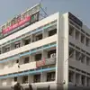 दिल्ली के सरकारी अस्पताल में गजब की लापरवाही! मरीज का इलाज करते पकड़ा ...