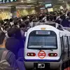 Delhi Blue Line Metro,दिल्लीः ब्लू लाइन पर मेट्रो भी अटकी, फंसे रहे लोग ...