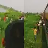 Train Se Phone Cheen Kar Bhaga Chor Video,चलती ट्रेन से फोन छीनकर भागा ...