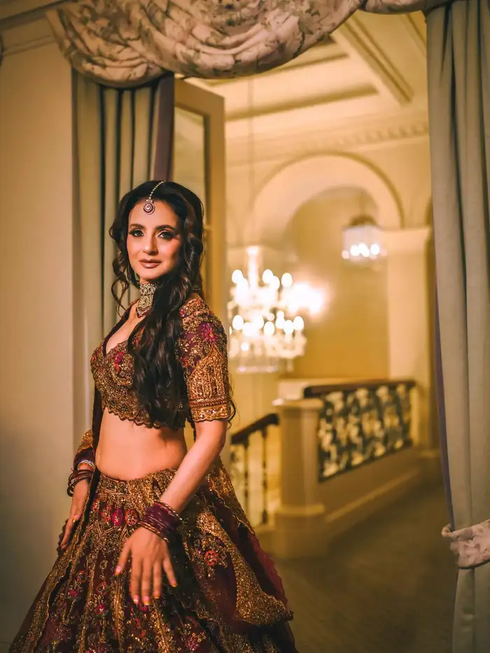 Ameesha Patel Bridal Look Ramp Walk,50 साल की कुंवारी अमीषा पटेल बन गईं ...
