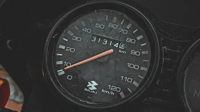 मोटरसाइकल में रिजर्व लगने पर टंकी में कितना तेल बचता है, आप तो नहीं कर ...