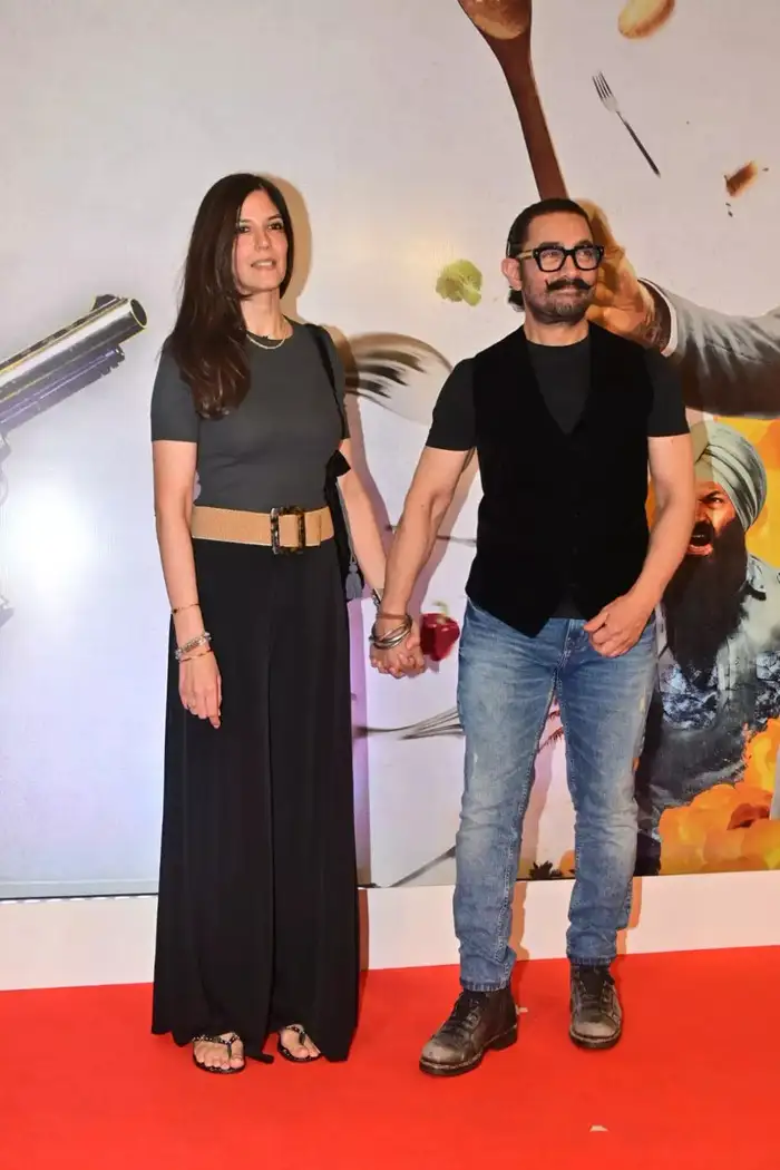 60 के आमिर 1 बेटे की मम्मी पर होते जा रहे लट्टू, ढीली पैंट्स में गौरी ...