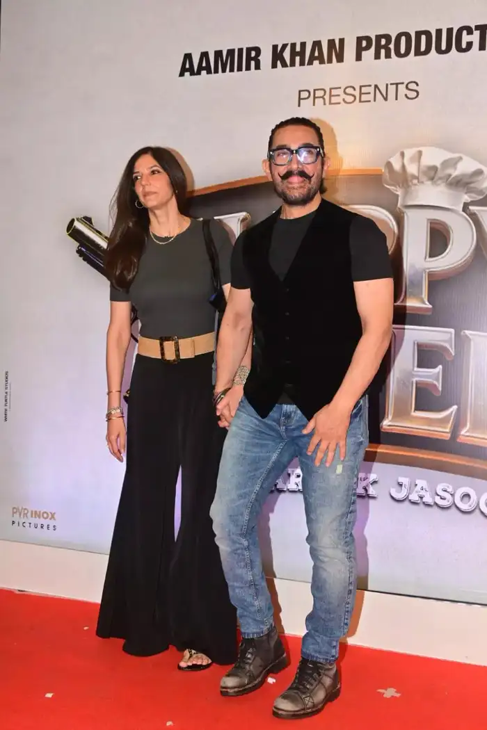 60 के आमिर 1 बेटे की मम्मी पर होते जा रहे लट्टू, ढीली पैंट्स में गौरी ...