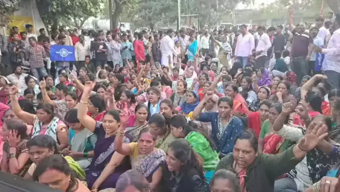 Nashik Municipal Election Results रि-काउंटिंग की मांग को लेकर लोग ...