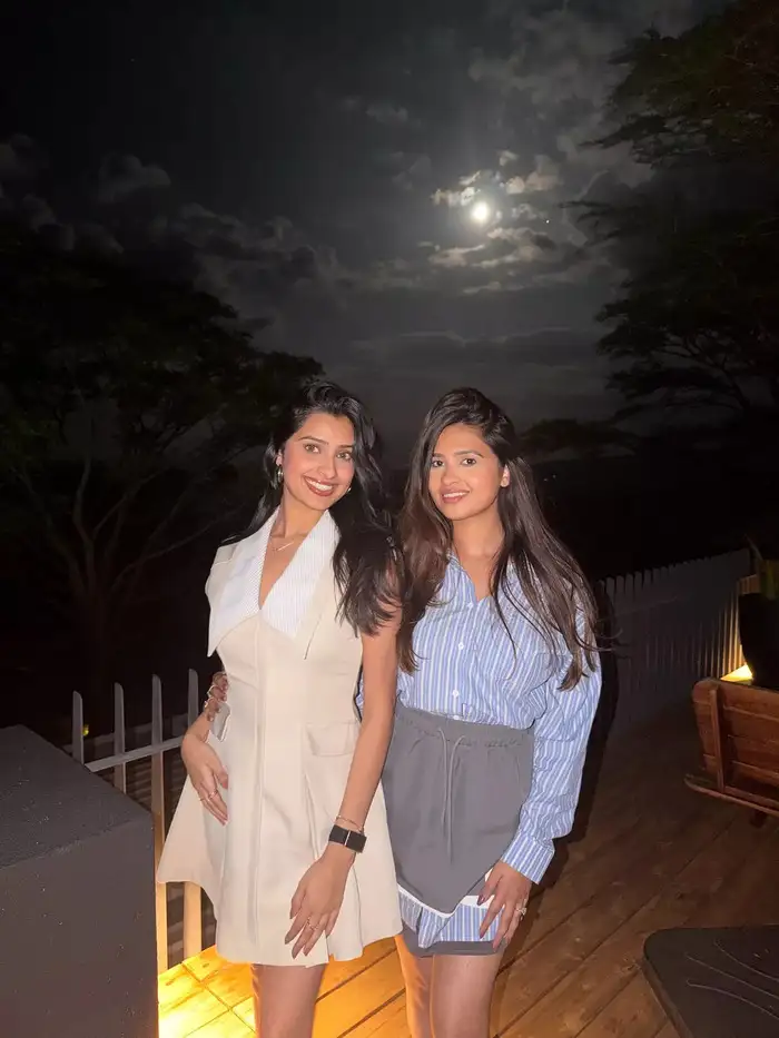 Kumar Vishwas Daughter Kuhu Stylish Look,कुमार विश्वास इकलौते दामाद संग ...