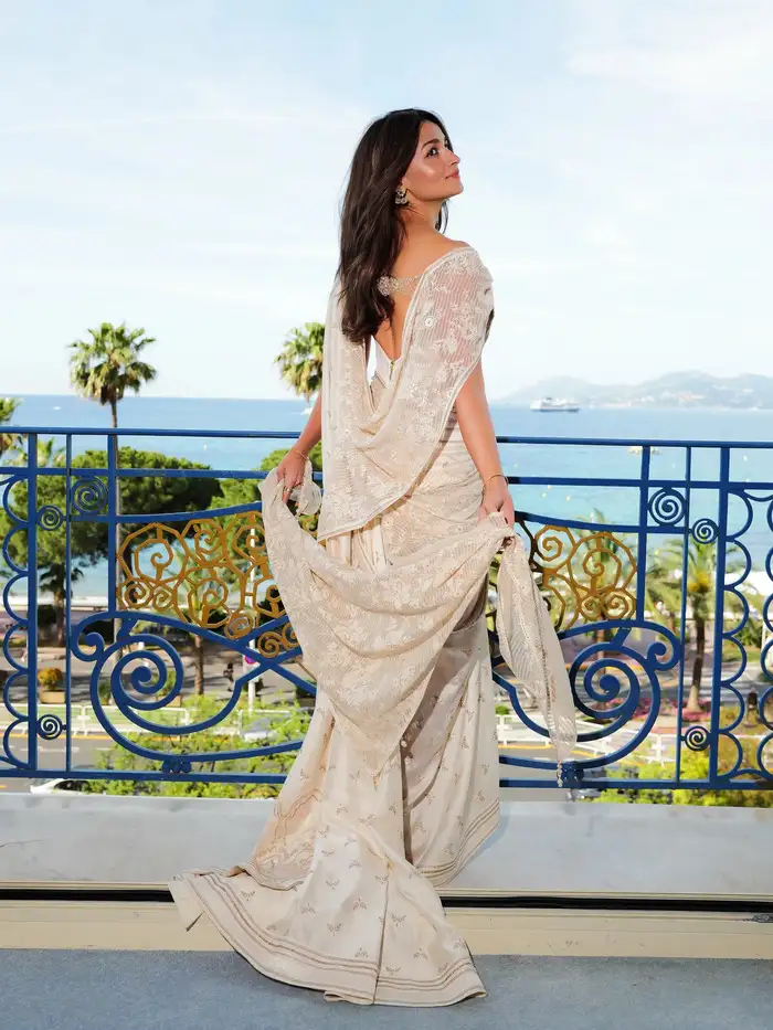 Alia Bhatt Ivory Chanderi Dhoti Skirt,पैरों में पायल, हाथों में हाथफूल ...