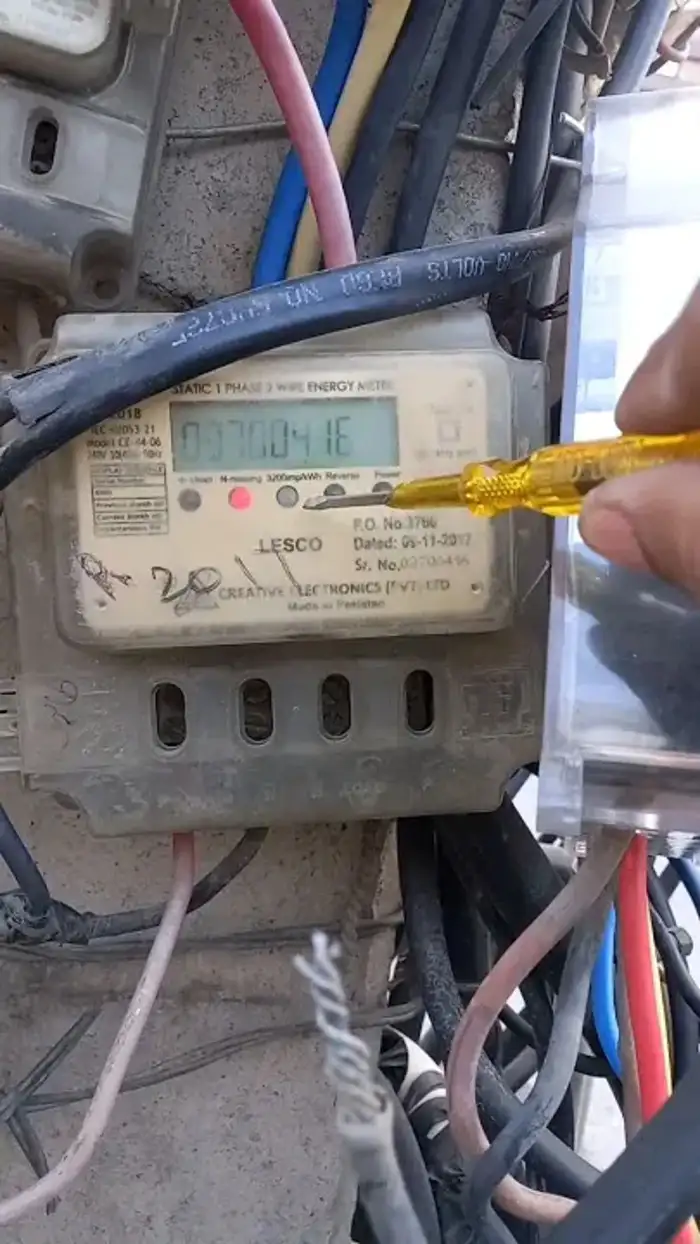 Meter Light Meaning: बिजली मीटर में क्यों जलती हैं हरी, पीली और लाल ...
