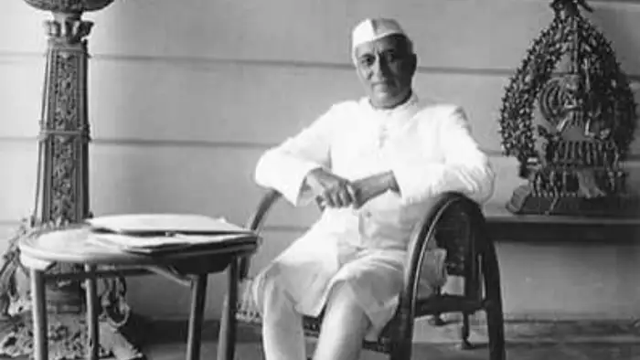 Motivational Quotes By Jawaharlal Nehru: इंसान दीवार पर लगी तस्वीर को ...