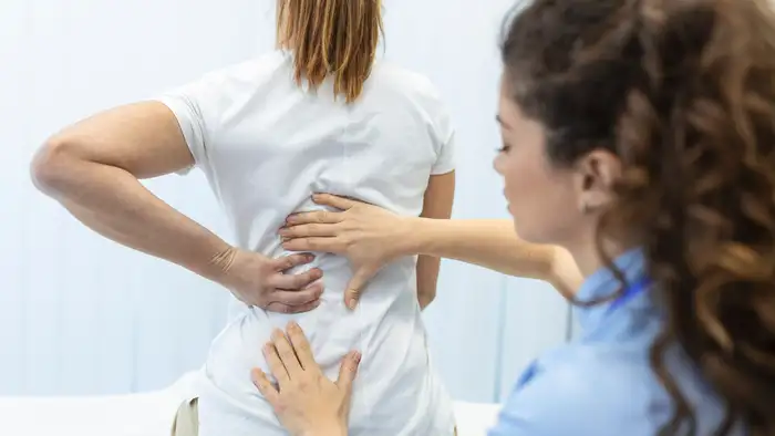 लगातार होने वाले कमर दर्द में किस काम आता है MRI टेस्ट, डॉक्टर से समझें ...