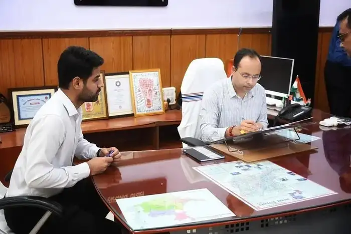 कौंन हैं DM उदिता सिंह और डीएम शशांक शुभंकर? 'पावर कपल' की जोड़ी ने देश ...