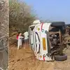 सगाई समारोह में जा रही मिनी बस बनी काल! बस के नीचे दबा दुपहिया वाहन ...