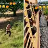 ट्रेन रुकी तो आम तोड़ने पहुंच गया यात्री, फिर पड़े इतने डंडे कि भागते ...