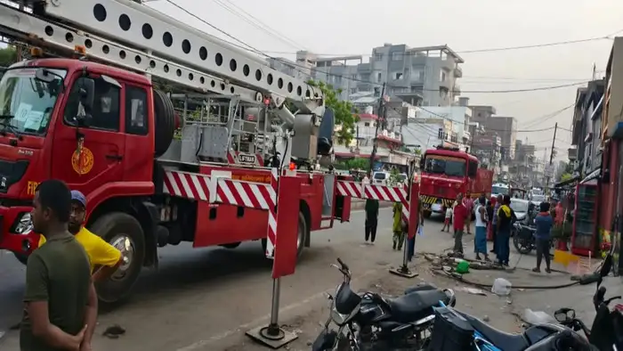 मुजफ्फरपुर के प्रसाद हॉस्पिटल में भीषण आग, आईसीयू में भर्ती 10 मरीजों ...