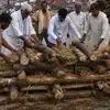 अर्थी सजी थी, अंतिम संस्कार की तैयारी हो रही थी तब बॉडी में होने लगी ...