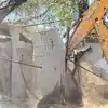 संभल में चला बुलडोजर, भागीरथी तीर्थ क्षेत्र से अवैध कब्जा हटाकर प्रशासन ...