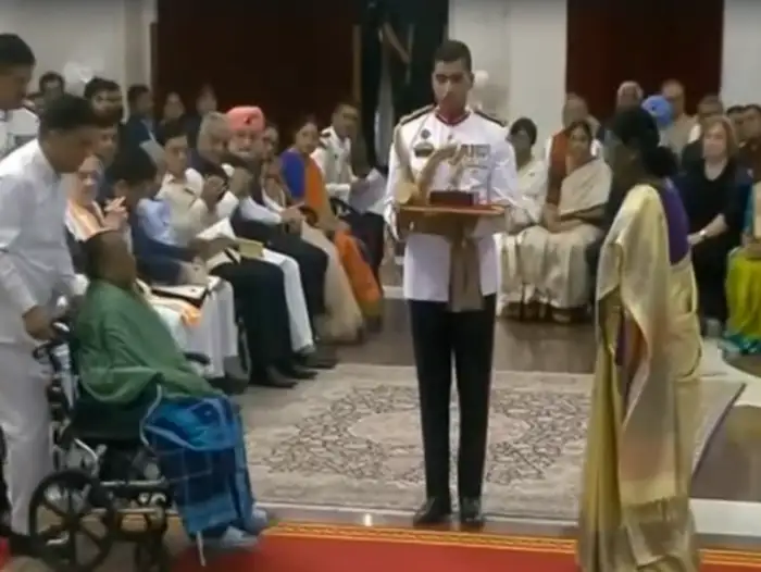 Padma Awards: व्हीलचेयर पर पहुंचीं रूपी सोरेन तो मंच से उतर आईं ...
