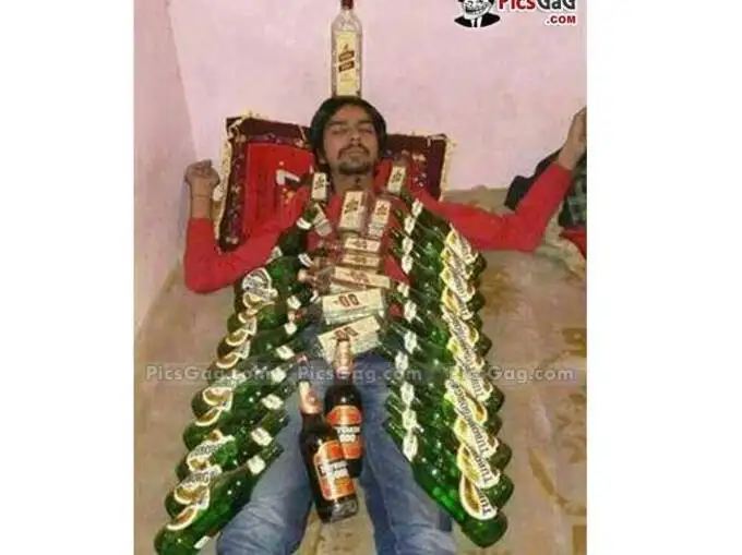 दारू से इतना प्यार नहीं देखा होगा आपने!