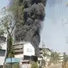 ten fire tenders are on the spot to extinguish the fire: फिलहाल दमकल ...